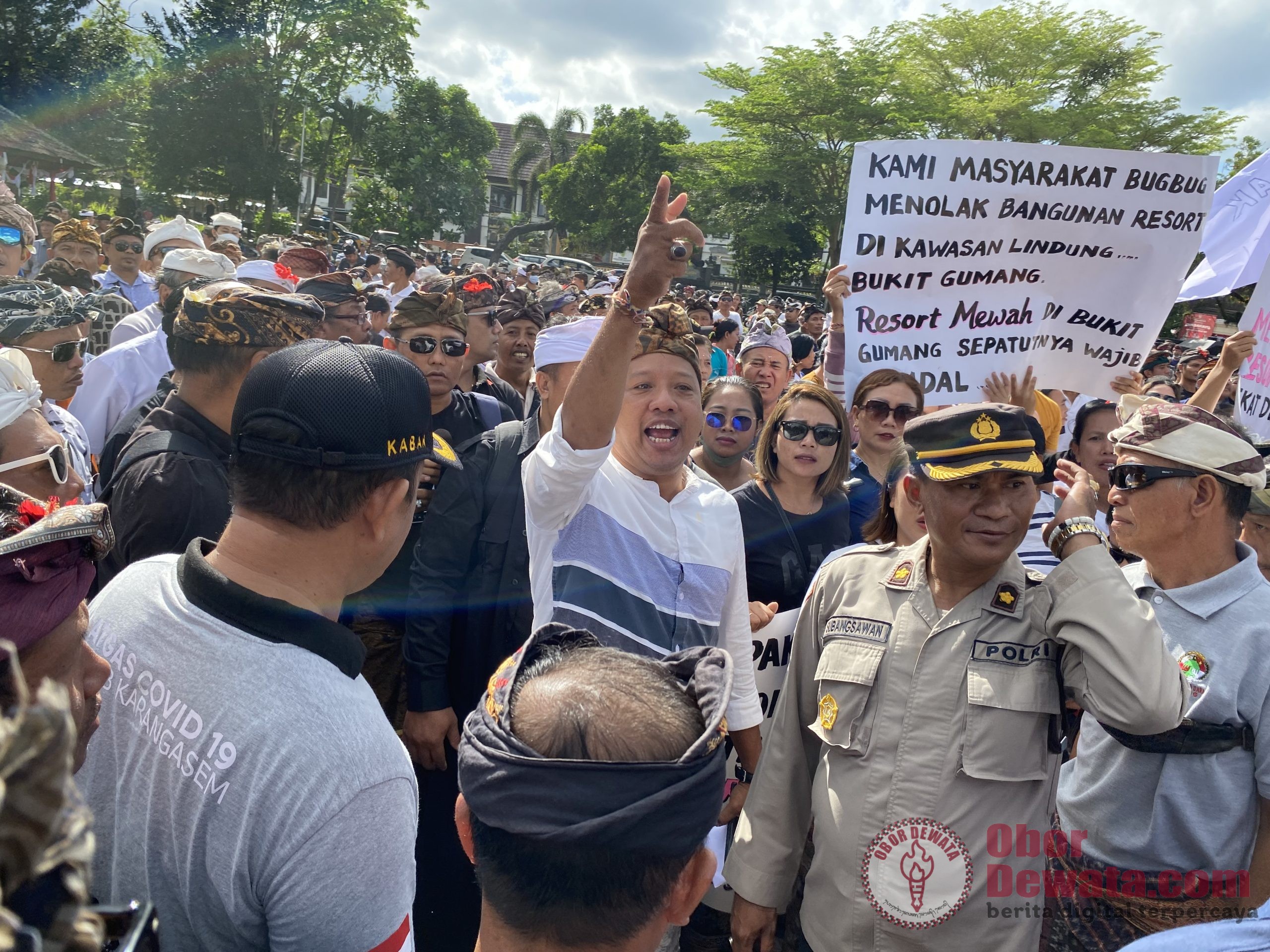 Tolak Pembangunan Resort di Kawasan Suci, Ribuan Warga Bugbug Kembali ...